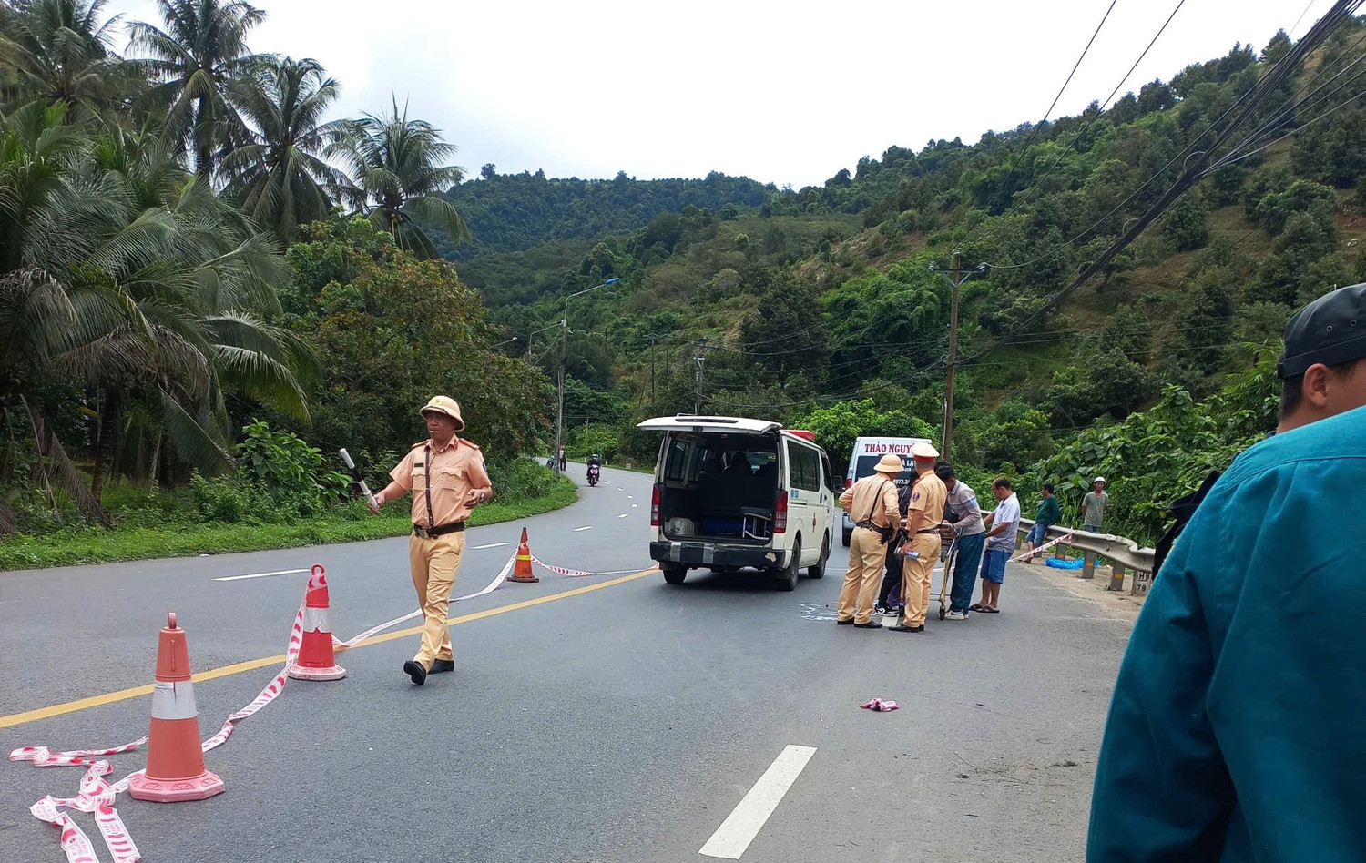 Ngã xe máy tại khúc cua trên đèo Chuối, thanh niên 18 tuổi bị xe khách cán tử vong | Báo Gia Lai ...