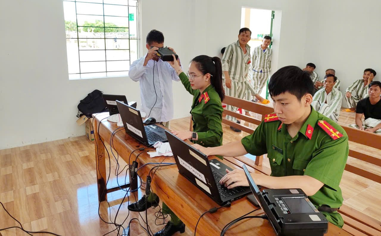 Công an Mang Yang làm thủ tục cấp thẻ căn cước cho phạm nhân sắp được ...