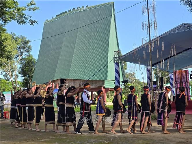 Phục dựng và bảo tồn nhà rông truyền thống - trái tim của cộng đồng ...