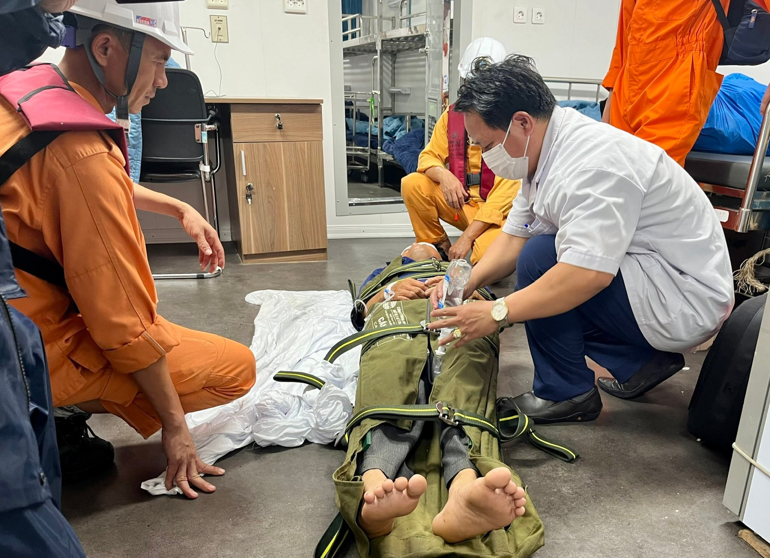 Tàu SAR 631 cứu ngư dân bị tai nạn lao động trên biển