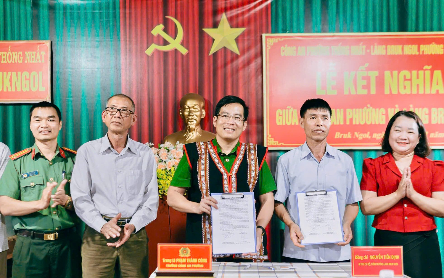 Công an phường Thống Nhất kết nghĩa với làng Bruk Ngol | Báo Gia Lai ...