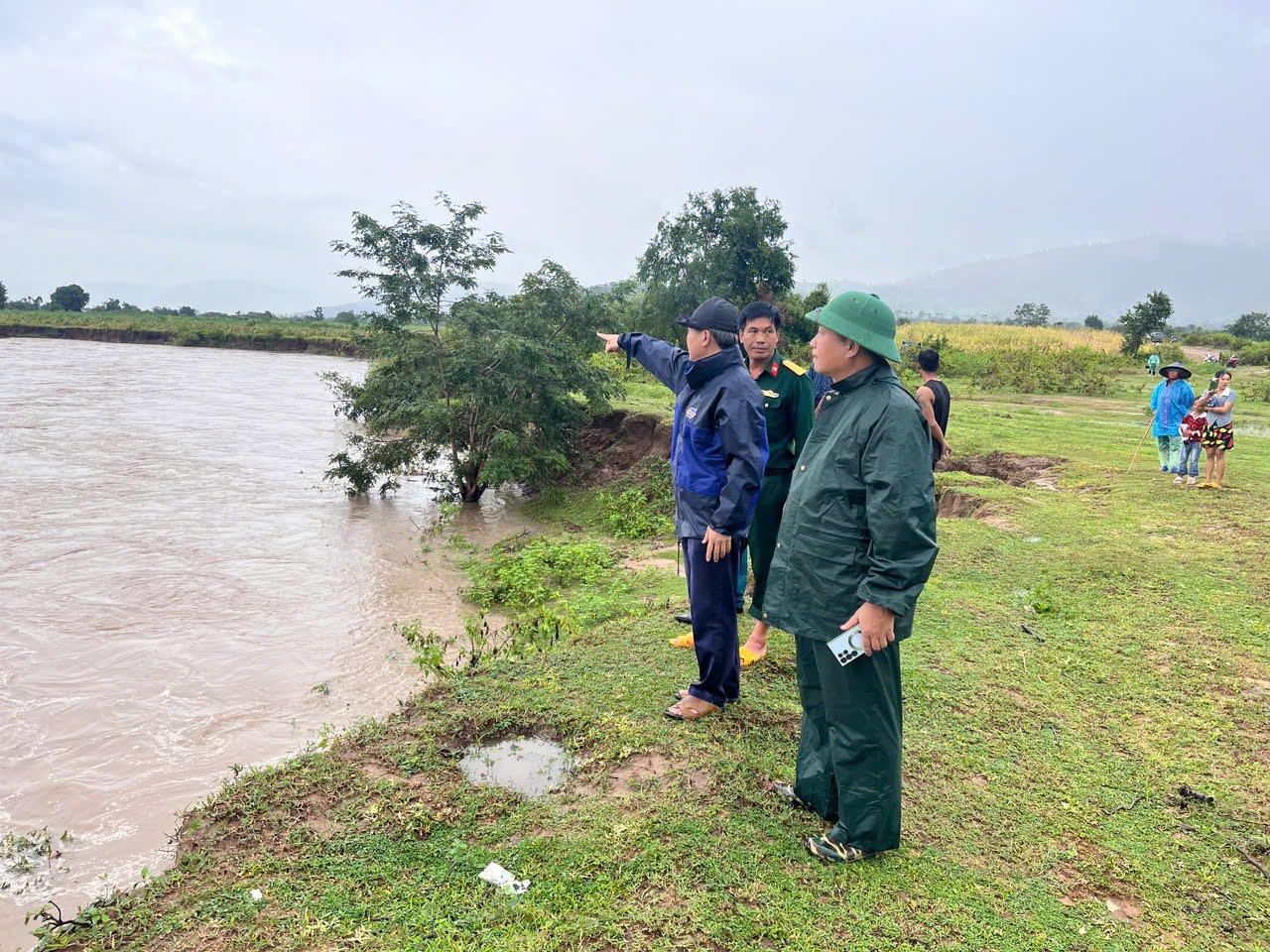 Ban Chỉ huy Phòng thủ khu vực 5 - Ayun Pa cứu hộ thành công 10 người ...