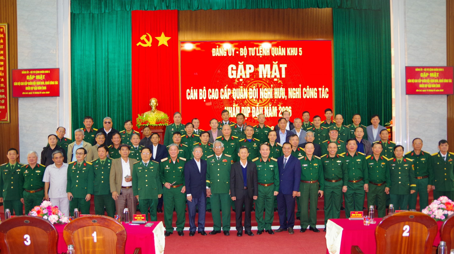 La région militaire 5 a tenu une réunion avec des officiers supérieurs ...