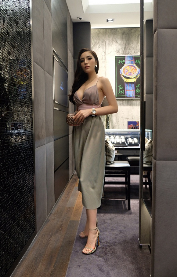 Váy áo lúc kín lúc hở gây sốt của HH Kỳ Duyên đầu năm 2018 | Báo Gia ...