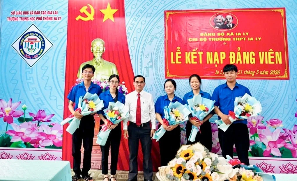 Những đảng viên tuổi 18