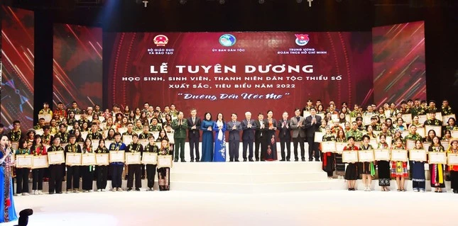 Tuyên dương 142 học sinh, sinh viên và thanh niên dân tộc thiểu số xuất ...