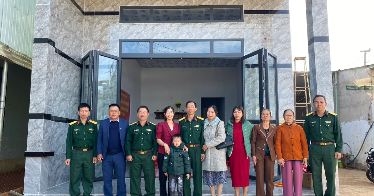 Lữ đoàn Công binh 280 bàn giao Nhà đồng đội cho Thượng úy Dương Xuân Giang | Báo Gia Lai điện tử