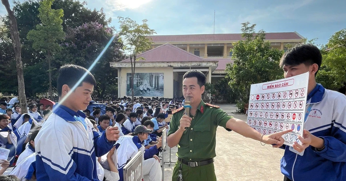 Tuyên truyền an toàn giao thông, an ninh mạng cho hơn 400 học sinh ...