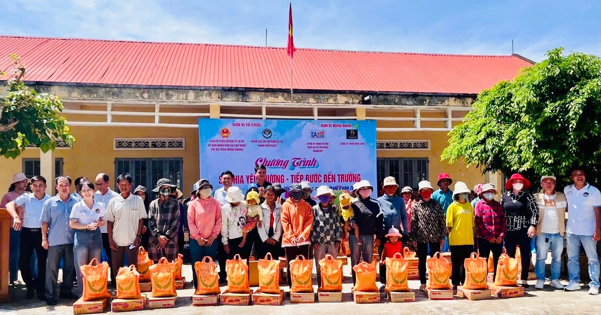 150 suất quà được trao tặng cho người dân và thiếu nhi thôn Voong Boong | Báo Gia Lai điện tử