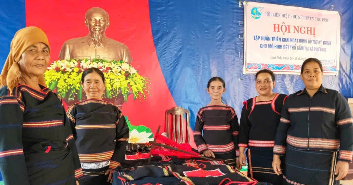 Hỗ trợ kỹ thuật cho mô hình dệt thổ cẩm xã Chư Don