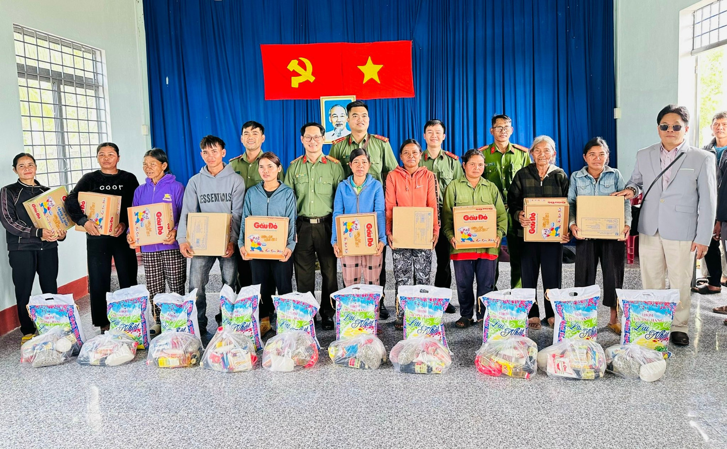 Gia Lai: Tặng 330 suất quà Tết cho người mù, người khuyết tật và hộ ...