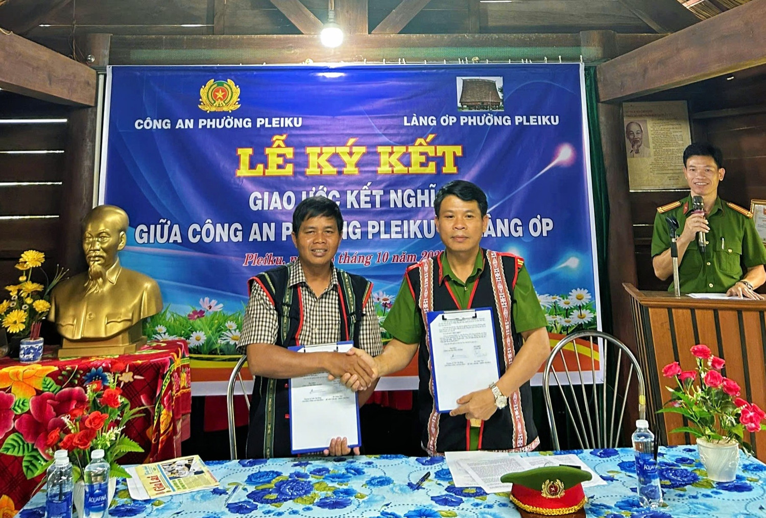 La police du quartier de Pleiku établit une fraternité avec Op Village